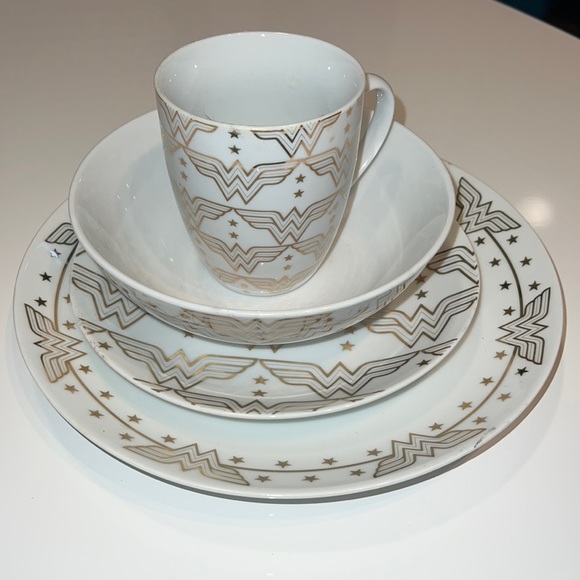 DC Comics | Dining | Wonder Woman Dinnerware | Poshmark